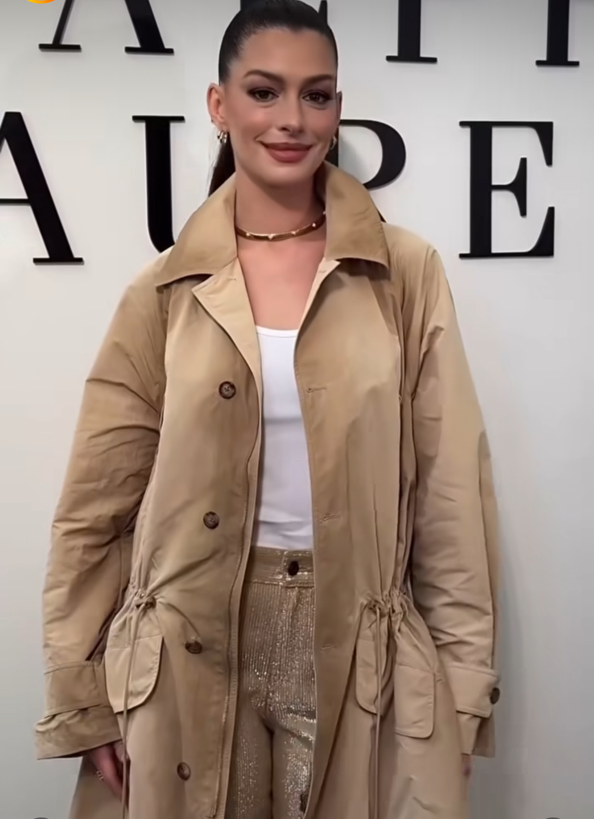 Anne Hathaway Attended the Ralph Lauren FW '25 Show in a Khaki Trench ...