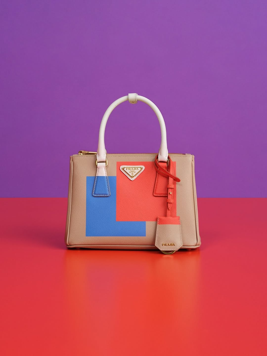 Kerry Washington Wears Black Tory Burch Dress with Desert Beige and ...